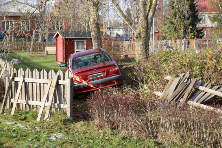 Auto päin puuta päiväkodin pihalla Kiikassa - Alueviesti | Riippumaton ...