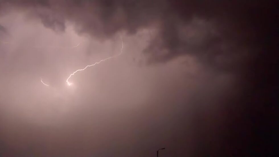 Öinen ukkonen välkkyi ja jylisi Sastamalassa – Katso video ja kuvat ...