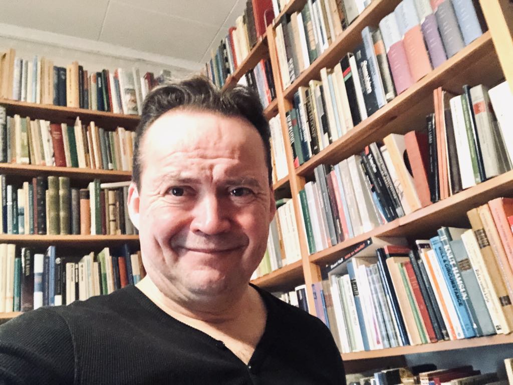 Kolumni: “Pelastan kirjoja roskiksista, kierrätyshyllyistä, verkon ...